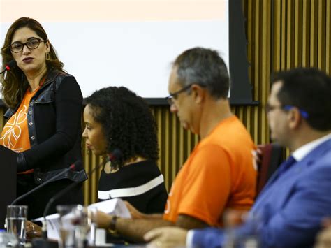 A Ministra Da Mulher Da Família E Dos Direitos Humanos Cristiane