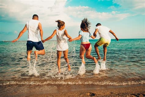 Groupe Damis Heureux Qui Samusent Sur La Plage Dété Photo Stock