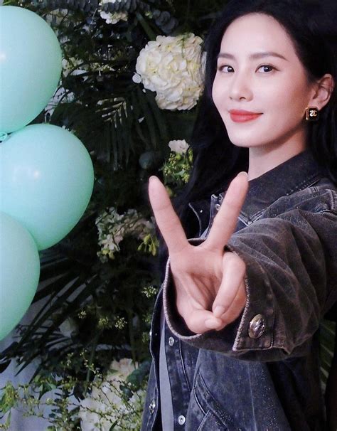 刘诗诗生日派对照气质温婉 花团锦簇双手比耶超美 搜狐大视野 搜狐新闻