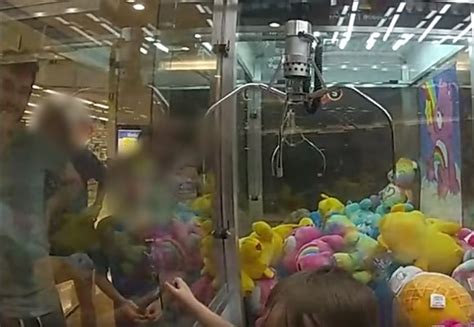 Спасиха 3 годишно дете заклещило се в машина за играчки Видео