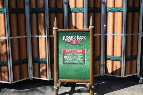 ジュラシックパークザライドの休止看板 キャステル Castel ディズニー情報