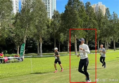 67岁周润发跑步狂泄“养眼大块肌”！超亲民掌镜自拍 香港民众嗨炸 ＊ 阿波罗新闻网