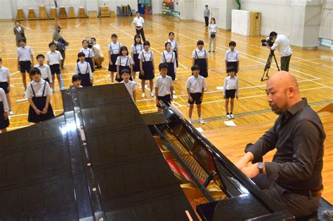 「天使の歌声」児童に手ほどき 熱海にウィーン少年合唱団指導者｜静岡新聞digital 静岡県のニュース