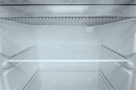 냉장고 내부에 빈 냉장고가 열려 있고 문이 열려 있는 빈 냉장고에 닫혀 있습니다 새 깨끗한 냉장고 프리미엄 사진