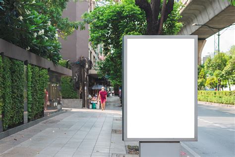 큰 빈 빌보드 흰색 Led 화면 수직 도시 측에서 뛰어난 녹색 나무 빈티지 컬러 톤으로 야외에서 디스플레이 광고 텍스트 템플릿