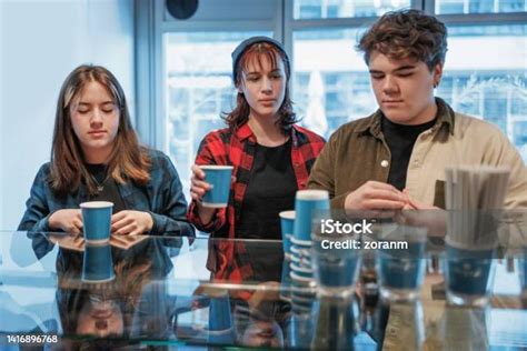 세 명의 십대 친구가 카페테리아의 카운터에서 종이컵에 커피를 집어 들고 14 15 살에 대한 스톡 사진 및 기타 이미지 14 15 살 3 명 Z세대 Istock