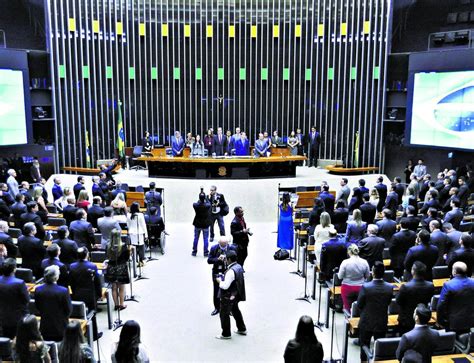 Câmara aprova projeto que criminaliza nudes criados por inteligência