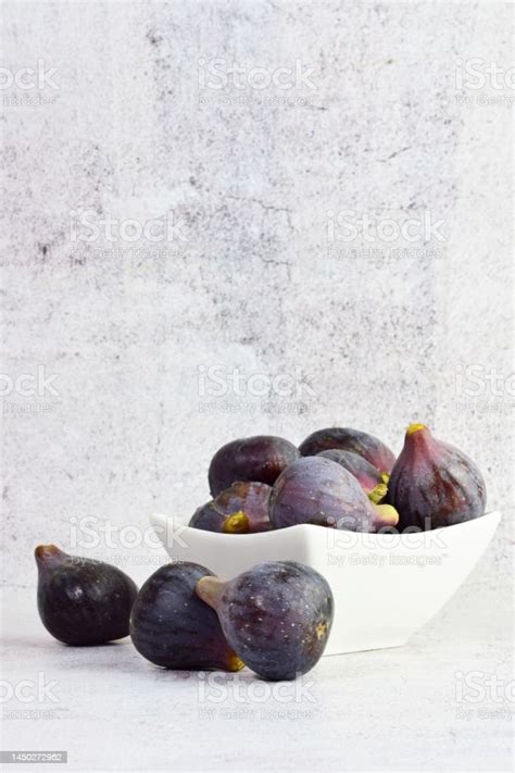 돌 배경에 육즙이 많은 무화과 한 그릇으로 흩어진 무화과의 수직 샷 0명에 대한 스톡 사진 및 기타 이미지 0명 건강한 생활방식 건강한 식생활 Istock