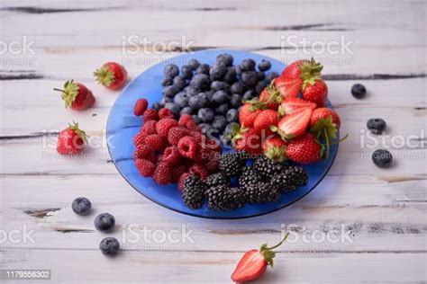 잘 익은 딸기 블루 베리 블루 베리 흰색 텍스처 나무 배경에 파란색 접시에 라즈베리 건강한 식습관 채식 건강한 식생활에 대한 스톡 사진 및 기타 이미지 Istock
