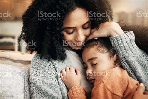 가족 사랑 또는 아이는 어머니의 날을 위해 어머니를 안아주고 집에서 유대감을 형성하거나 거실 소파에서 포옹합니다 보살핌 양육권