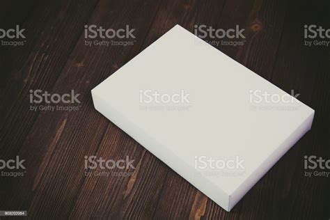 어두운 나무 테이블 복사 공간에 흰색 선물 상자 또는 모의 대 한 트레이를 빈 0명에 대한 스톡 사진 및 기타 이미지 0명
