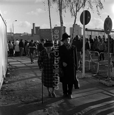 Ddr Bildarchiv Berlin Mitte Ein älteres Ehepaar Am Grenzübergang