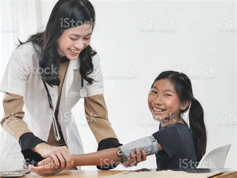 흰색 코트에 아시아 여성 의사 아이에 압력을 측정합니다 간호사 병원에서 검 진을 하 고입니다 건강 진단에 대한 스톡 사진 및 기타 이미지 Istock
