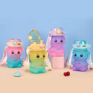 可爱小熊塑料杯夏季大容量户外便携防摔斜跨背带吸管水杯运动水壶 阿里巴巴
