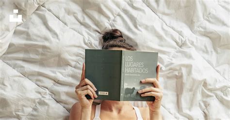 침대에 누워 책을 읽고 있는 여자 사진 Unsplash의 무료 레 깅 스 이미지