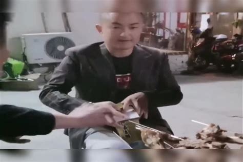 朋友与兄弟们聚餐时他要拿出一瓶好酒喝兄弟们觉得太贵了都让别开了结果下一秒出意外了