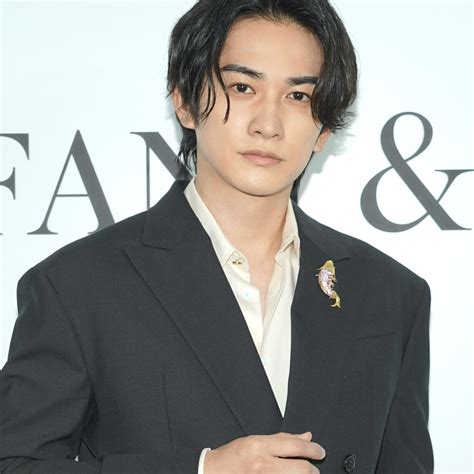 町田啓太 ブローチがアクセントになったスーツスタイルで『ティファニー』銀座本店リニューアルオープニングセレモニーに来場 有名人の