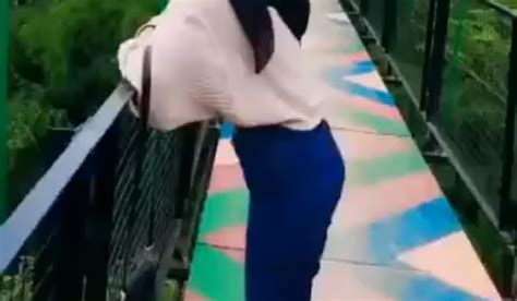 Bokep Pecah Perawan Sama Ayang Pasrah Ngasih Kado Memek Gratis - Bokep Bali