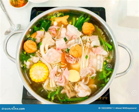 Olla Caliente Japonesa De Primera Vista Con Muchos Vegetales Mixtos Imagen De Archivo Imagen