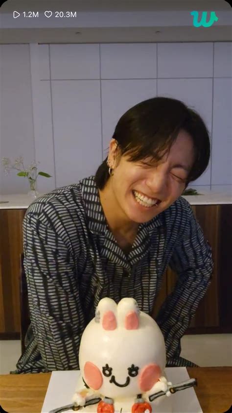 Bts Community Posts グク Wliveありがとう💜 🐰の🎂可愛かったね💕 ユンギさんの時は🐱の🎂だったね ナムさんは🐨か