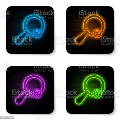 빛나는 네온 검색 위치 아이콘 흰색 배경에 고립 포인터 기호가 있는 돋보기 검은색 사각형 단추입니다 벡터 일러스트 0명에 대한