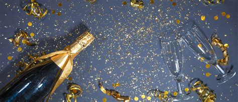 새해 복 많이 받으세요 2025 실베스터 새해 전야 파티 축하 인사말 카드 황금 샴페인 병 샴페인 또는 스파클링 와인 잔 및 리본 파란색 테이블 배경에 격리 플랫 레이 12