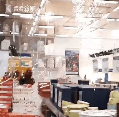 俄罗斯超市内烟花燃爆引恐慌 一顾客抱商品淡定走近还灭了火 斯雯 目击者 事故