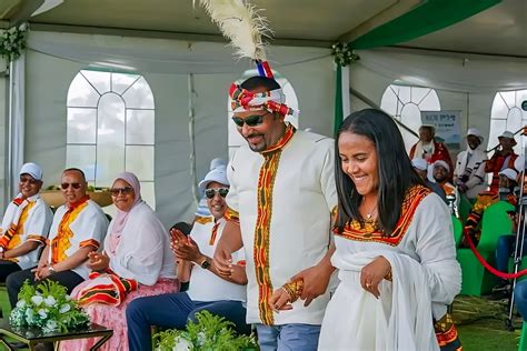 አቢሲኒያ Info ♐በአራዳ ቋንቋ የተፃፈ መወድስ መሪን ማወደስ አይጥምም። ምላስ የሚቆረቁር ነገር አለው