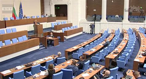 НЕОЧАКВАНА ВАКАНЦИЯ Депутатите излязоха в дълъг уикенд още от четвъртък един час не успяха да