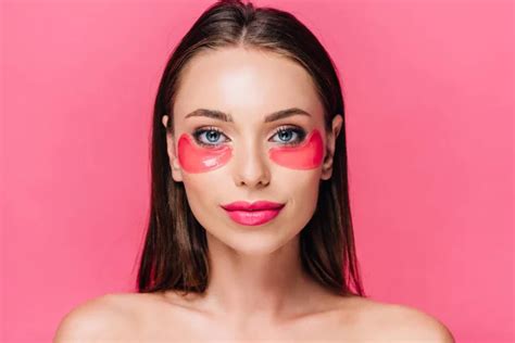 Mujer Hermosa Desnuda Con Labios Rosados Mostrando Gesto Shh Aislado