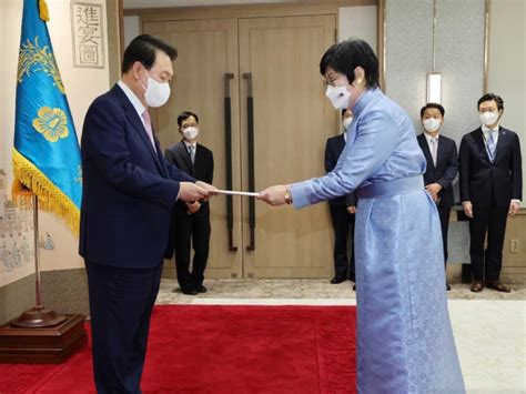 Монгол Улсаас БНСУ д суух элчин сайд Э Сарантогос Итгэмжлэх жуух бичгээ өнөөдөр барьжээ Isee Mn
