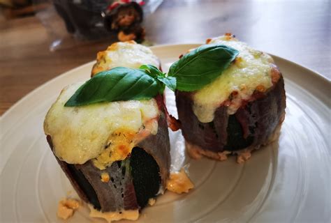 Пънчета от тиквички в бекон пълнени със сирене и яйца Хобитата на Ани