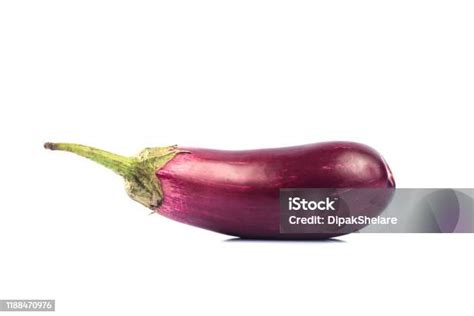 가지 또는 오베르진 또는 브린잘 채소가 흰색 배경에 분리되어 있습니다 0명에 대한 스톡 사진 및 기타 이미지 0명 가지 채소 가지속 Istock