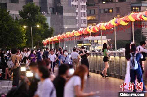 中秋节将至 香港西环海滨挂满灯笼气氛浓