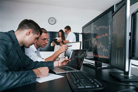 세부 사항에 주의 많은 디스플레이 스크린이있는 현대 사무실에서 주식 중개인 팀이 작동합니다 20 24세에 대한 스톡 사진 및 기타 이미지 Istock