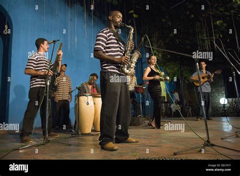 Músicos tocando hi res stock photography and images Alamy