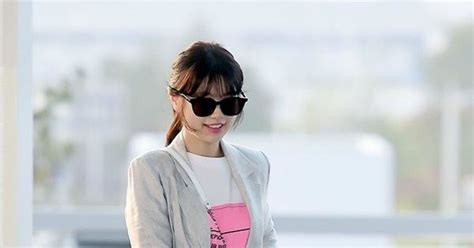 공항패션 정소민 데님 핫팬츠에 드러난 여리여리한 각선미