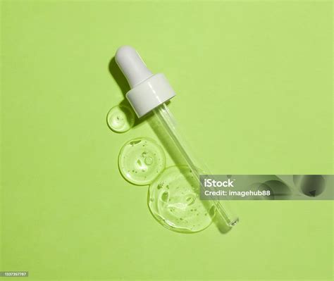 緑の背景に化粧品のピペットと顔の血清ドロップ 緑色のストックフォトや画像を多数ご用意 緑色 美容液 ピペット Istock