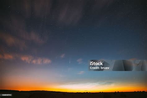 시골 풍경 위에 빛나는 별과 밤 별이 빛나는 하늘 이른 봄에 시골 밭 초원 위에 흐린 가벼운 흐림 수평선에 마을의 조명 조명 0명에 대한 스톡 사진 및 기타 이미지 Istock