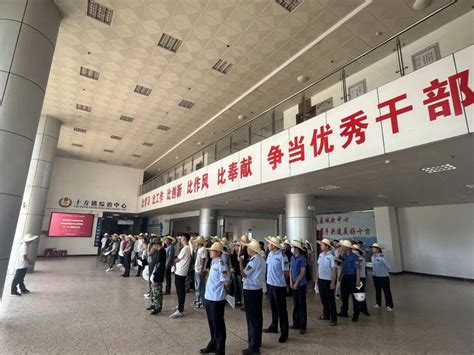 整治不“松劲” 全力提“颜值”——十方镇持续开展人居环境整治行动垃圾清运进行了工作