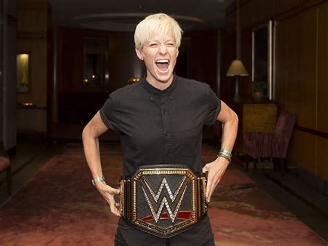 Световна шампионка по футбол влезе в кеча ВИДЕО СНИМКИ