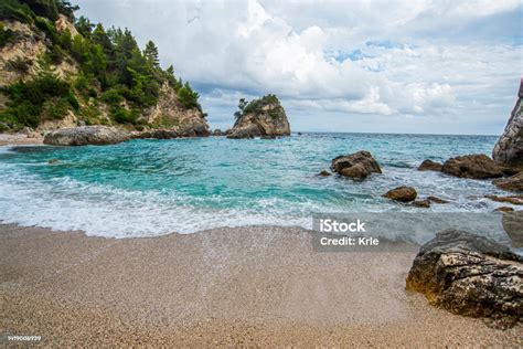 모래와 자갈 해변이있는 파르가 근처의 이국적인 해변과 푸른 바다의 큰 바위 소나무 숲 수평선과 푸른 하늘의 배경보기 0명에 대한 스톡 사진 및 기타 이미지 Istock