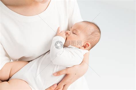 母婴妈妈抱着宝宝睡觉高清图片下载 正版图片500962224 摄图网