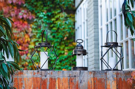 단풍과 촛불이있는 3 개의 금속 등불 램프 가을 다채로운 배경 복사 공간 10월에 대한 스톡 사진 및 기타 이미지 10월 가을 개념 Istock