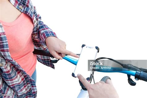산악 자전거 핸들 바에 스마트 폰 화면 마운트에 스마트 폰을 사용 하는 남성과 여성 가까운에 대한 스톡 사진 및 기타 이미지 가까운 거리 결정 Istock