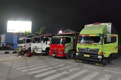 Cerita Sopir Truk Antar Provinsi Terjebak Banjir Demak Pantura