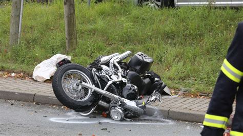 Tödlicher Unfall Im Emsland Motorradfahrer Prallt Gegen Baum