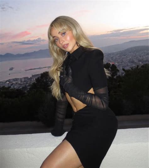 Épinglé Par Junebug Sur Sabrina Carpenter 🩵 En 2024 Célébrités Mode