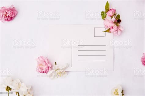 봄 핑크와 화이트 꽃과 문구 엽서 모의 로맨틱 결혼식 생일 초대 어머니의 날 카드 개념 공간을 복사합니다 위에서 보기 0명에