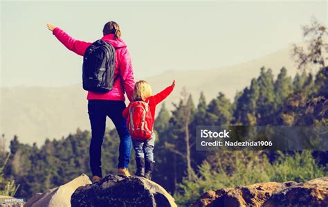 가족 여행 어머니와 딸이 경치 좋은 산에서 하이킹 가족에 대한 스톡 사진 및 기타 이미지 가족 겨울 경관 Istock